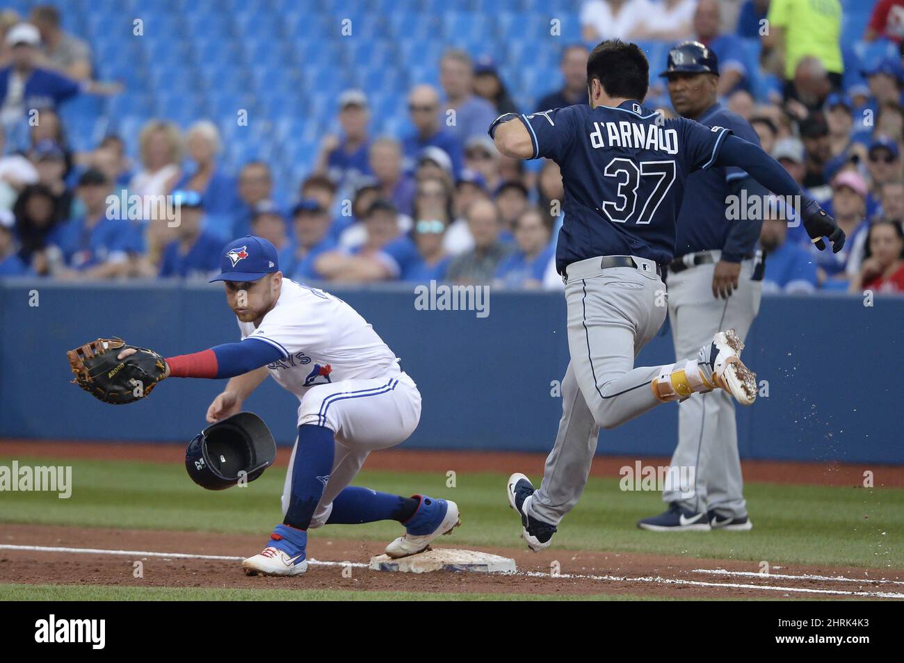 Toronto Blue Jays erster Baseman Brandon Drury (3) holt sich den Tampa ...