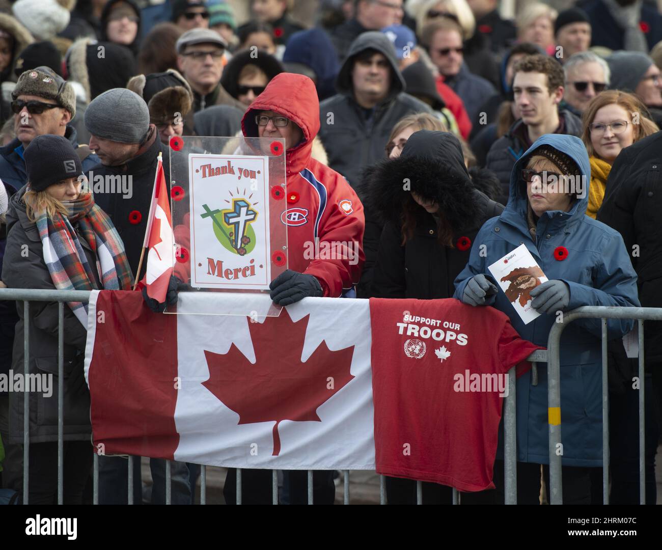Mitglieder der Menge zeigen ihre Unterstützung bei der Gedenkfeier am ...