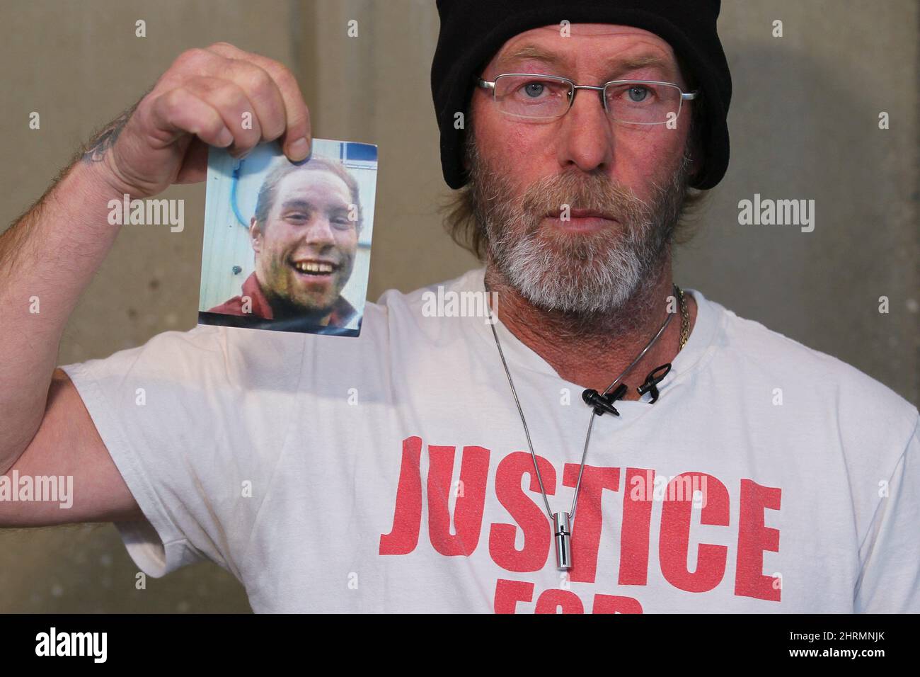 Troy Pfeiffer, der Vater von Cody Pfeiffer, hält ein Foto von seinem ...