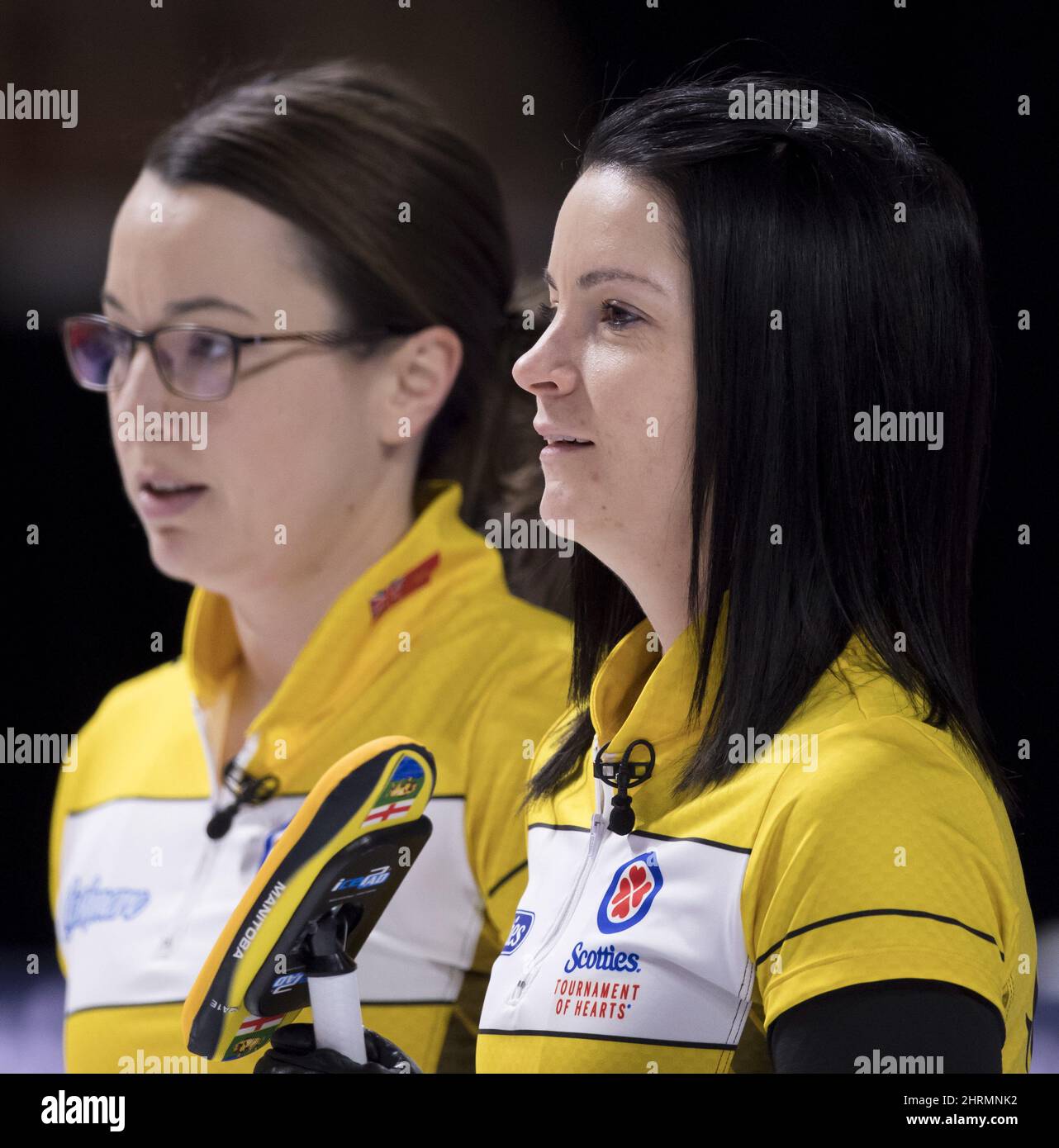 Das Team Manitoba skip Kerri Einarson (rechts) und das dritte Val ...
