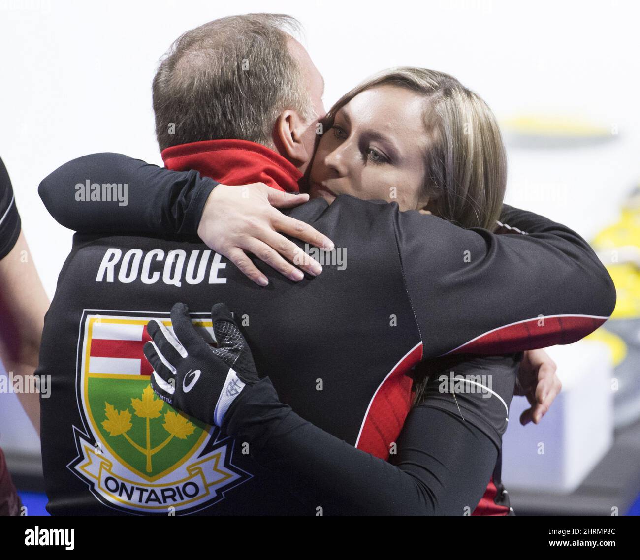 Team Ontario skip Rachel Homan umarmt ihren Trainer Marcel Rocque nach ihrem Team 3 gegen 4 Page ...