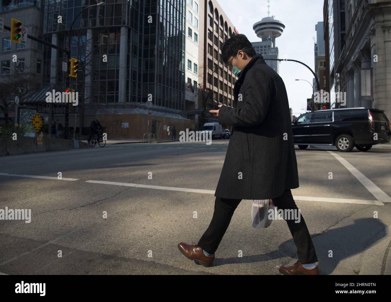 Am Dienstag, den 17. März 2020, macht sich ein Mann auf den Weg durch ...