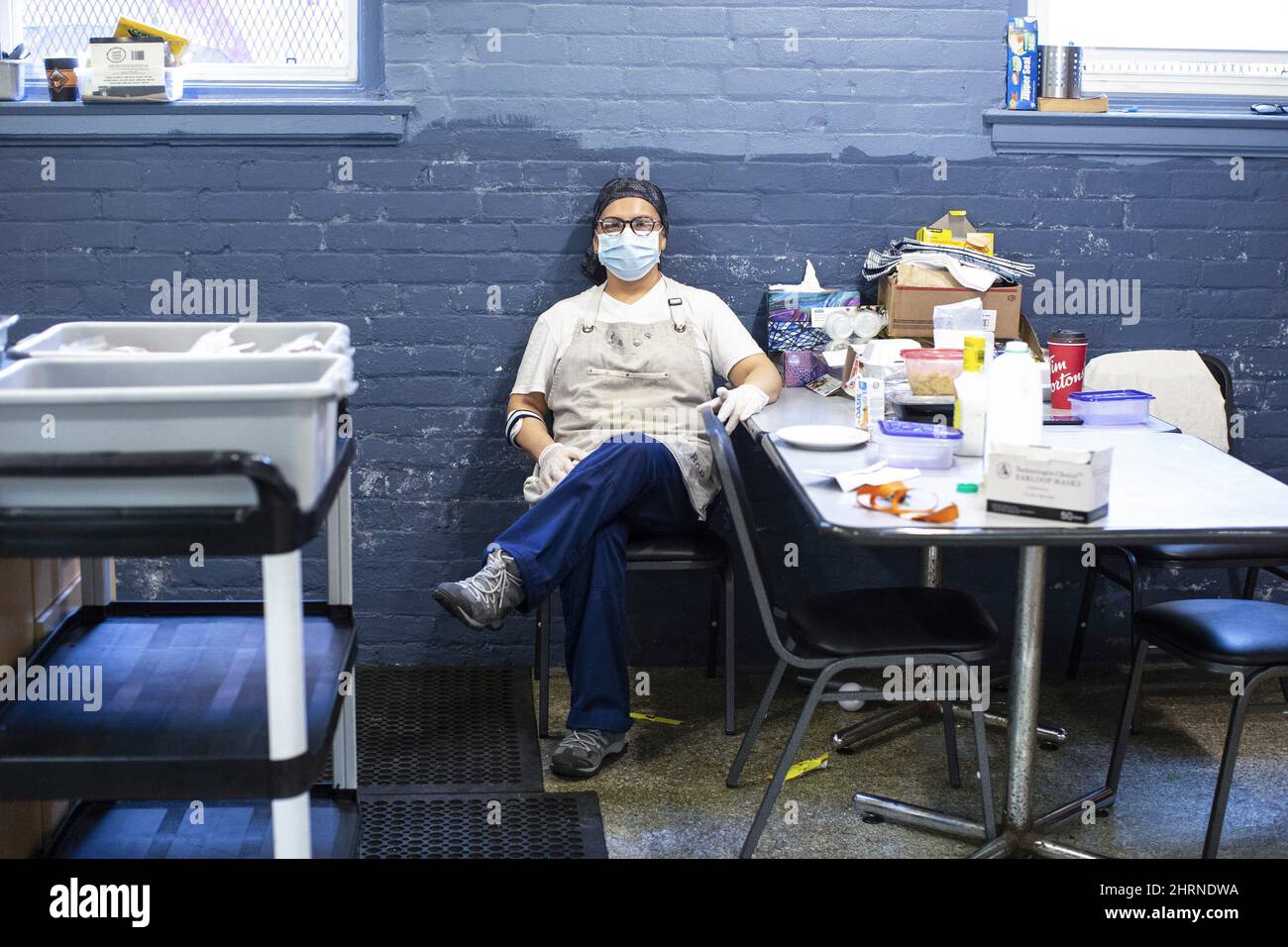 Ana Macias, eine Migrantin aus Mexiko, wird fotografiert, als sie sich ...