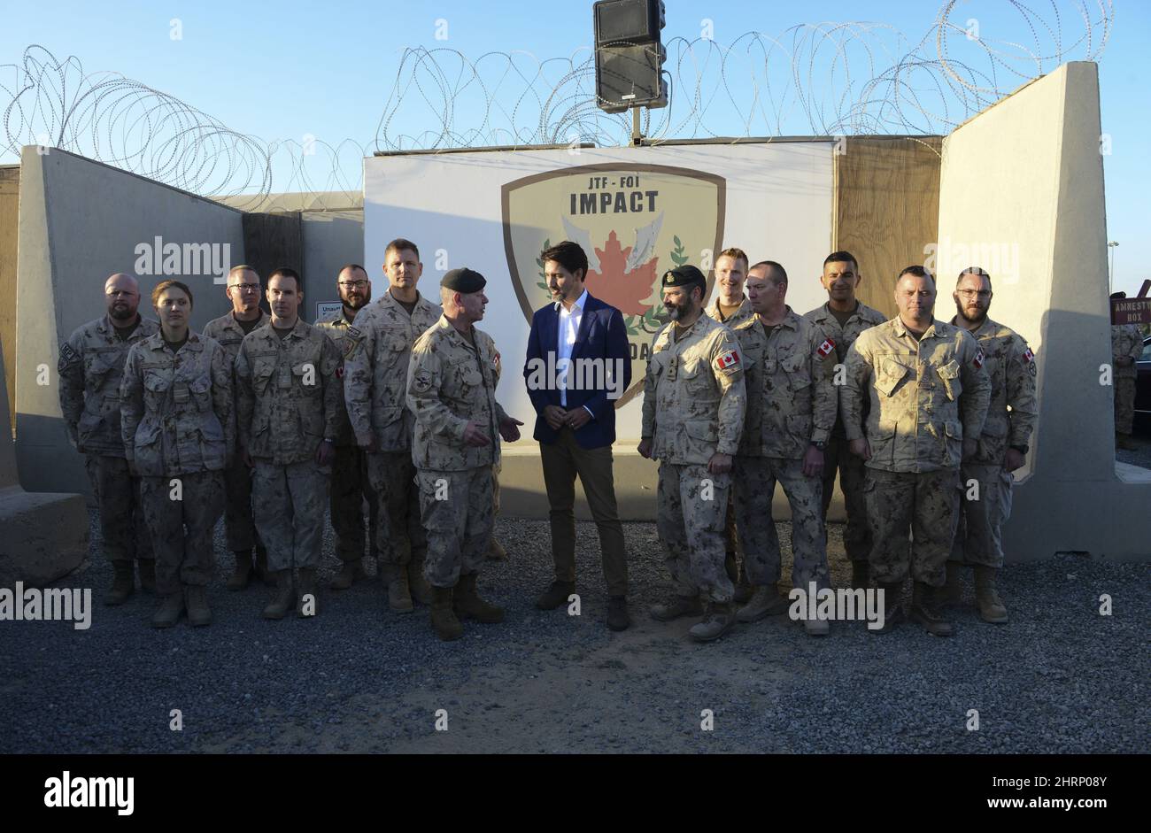 Premierminister Justin Trudeau steht mit dem Chef des ...