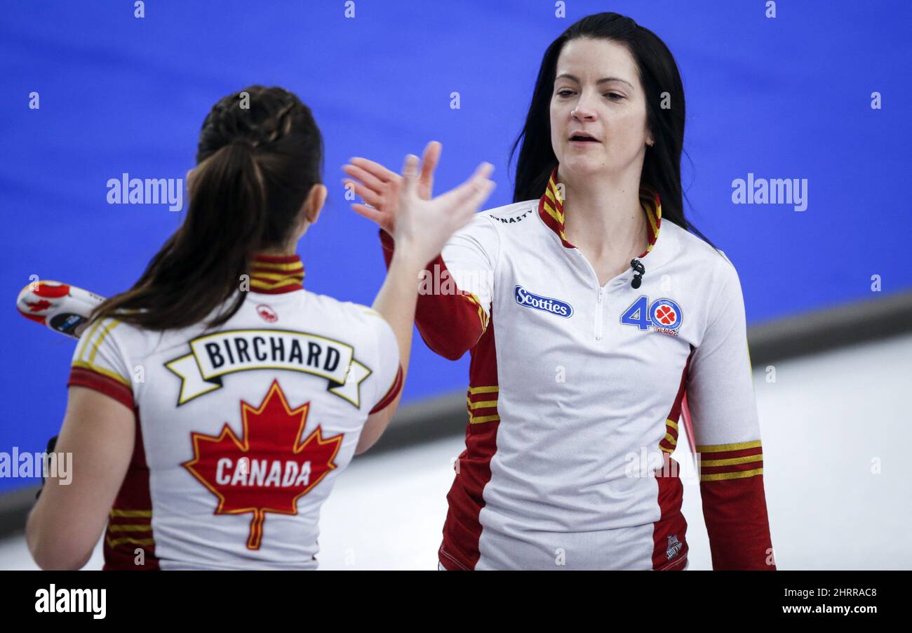 Team Canada skip Kerri Einarson, rechts, feiert mit dem zweiten Shannon ...
