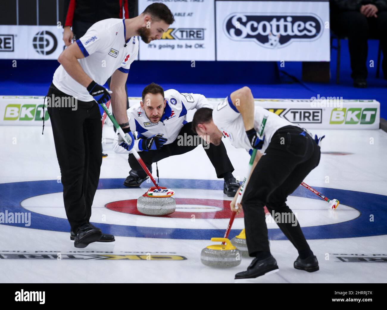 Italien skip Joel Retornaz, Mitte, richtet seine Teamkollegen gegen das ...
