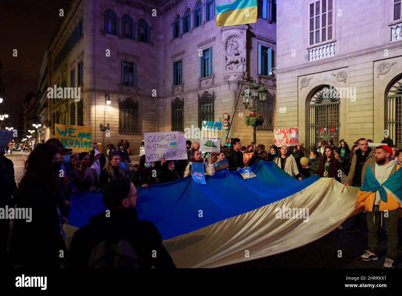 Barcelona, Spanien - 24. Februar 2022: Protest gegen den Krieg und die ...