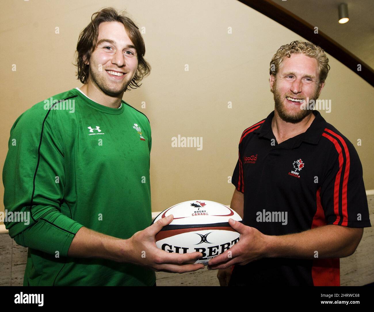 Ryan Jones, der Kapitän der walisischen Nationalmannschaft, links, und ...