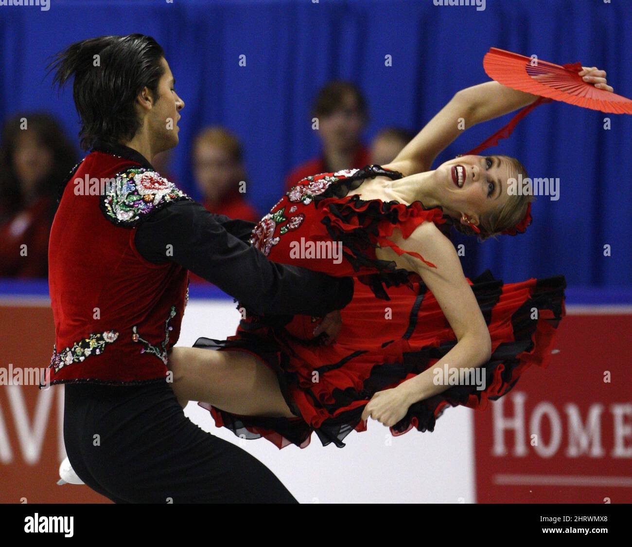 Die Kanadier Kaitlyn Weaver und Andrew Poje aus Waterloo, Ont. Führen ...