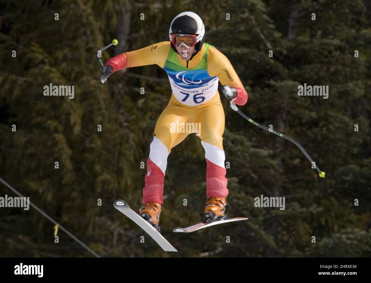 Morgan Perrin aus Kanada fährt bei den Herren-Downhills im Stehen ...