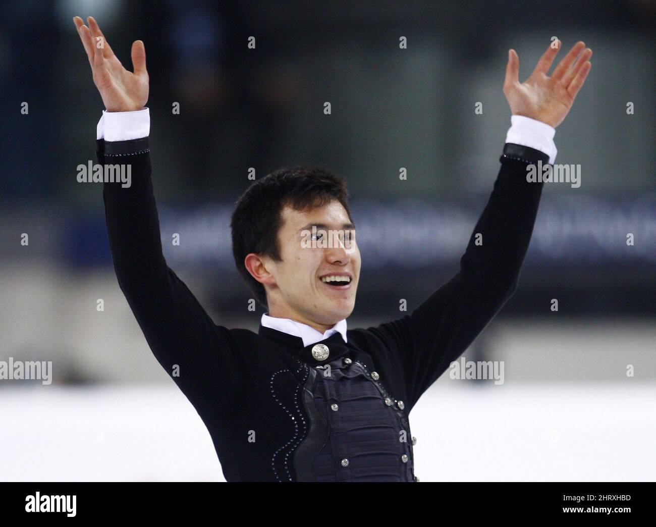Der Kanadier Patrick Chan begrüßt die Menge nach seinem kostenlosen ...