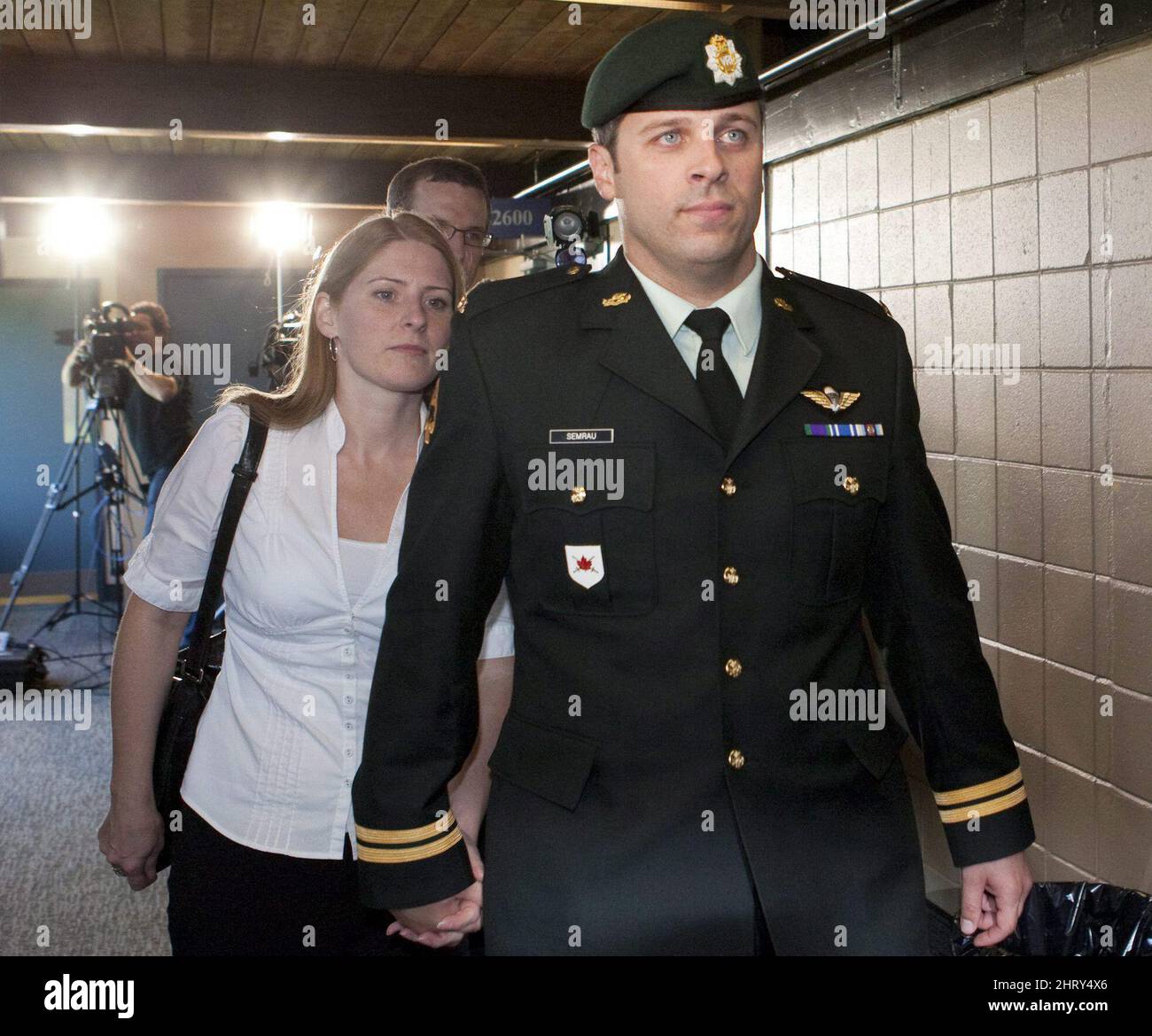 Capt. Robert Semrau kommt mit seiner Frau Amelie Lapierre-Semrau an, um ...