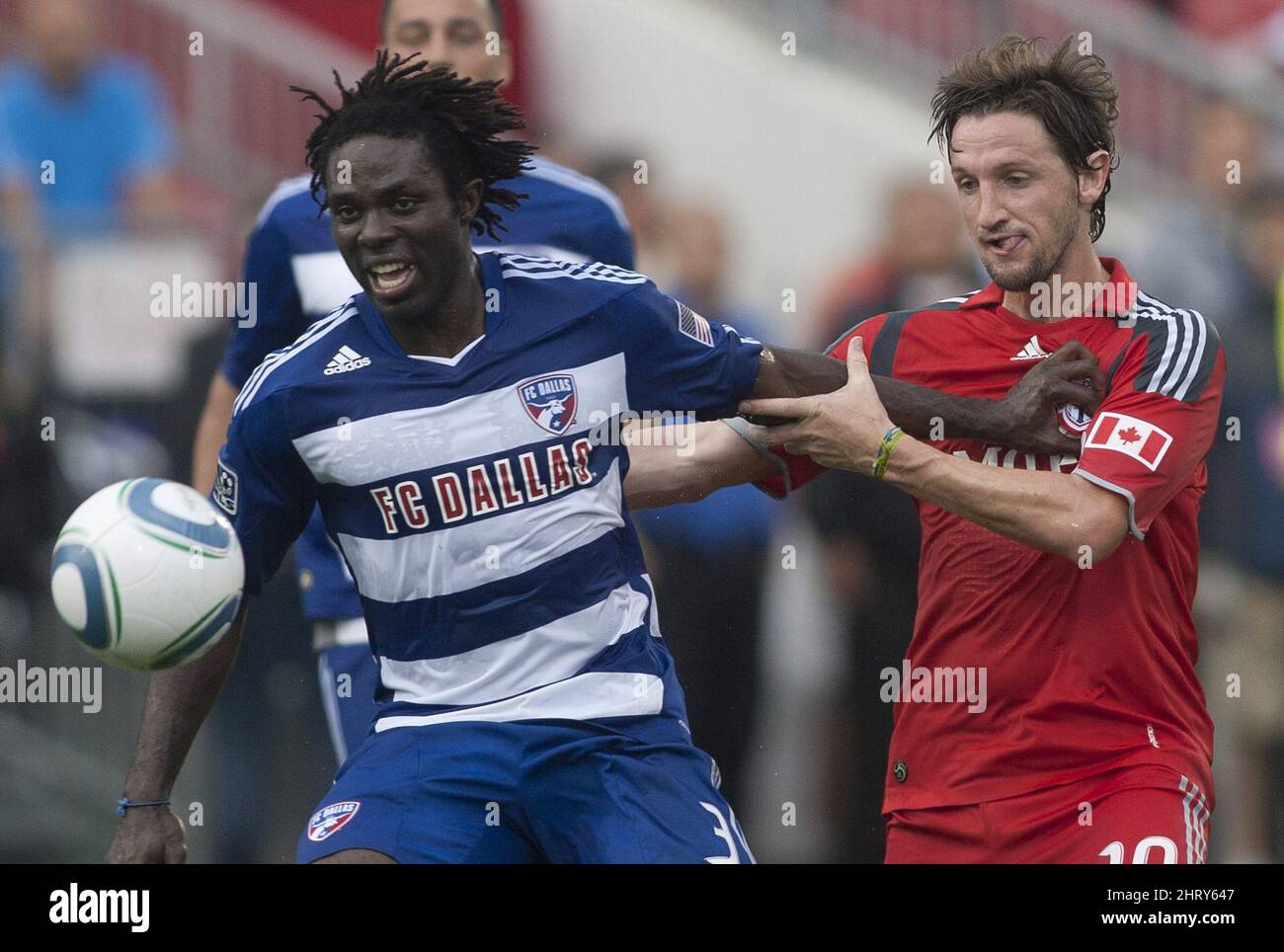 Mista des FC Toronto kämpft am Samstag, den 24. Juli 2010, mit Ugo ...