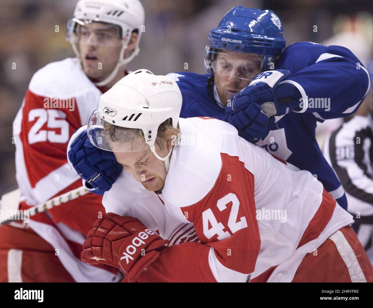 Mattias Ritola (Mitte) von Detroit Red Wings erhält einen Schlag von ...