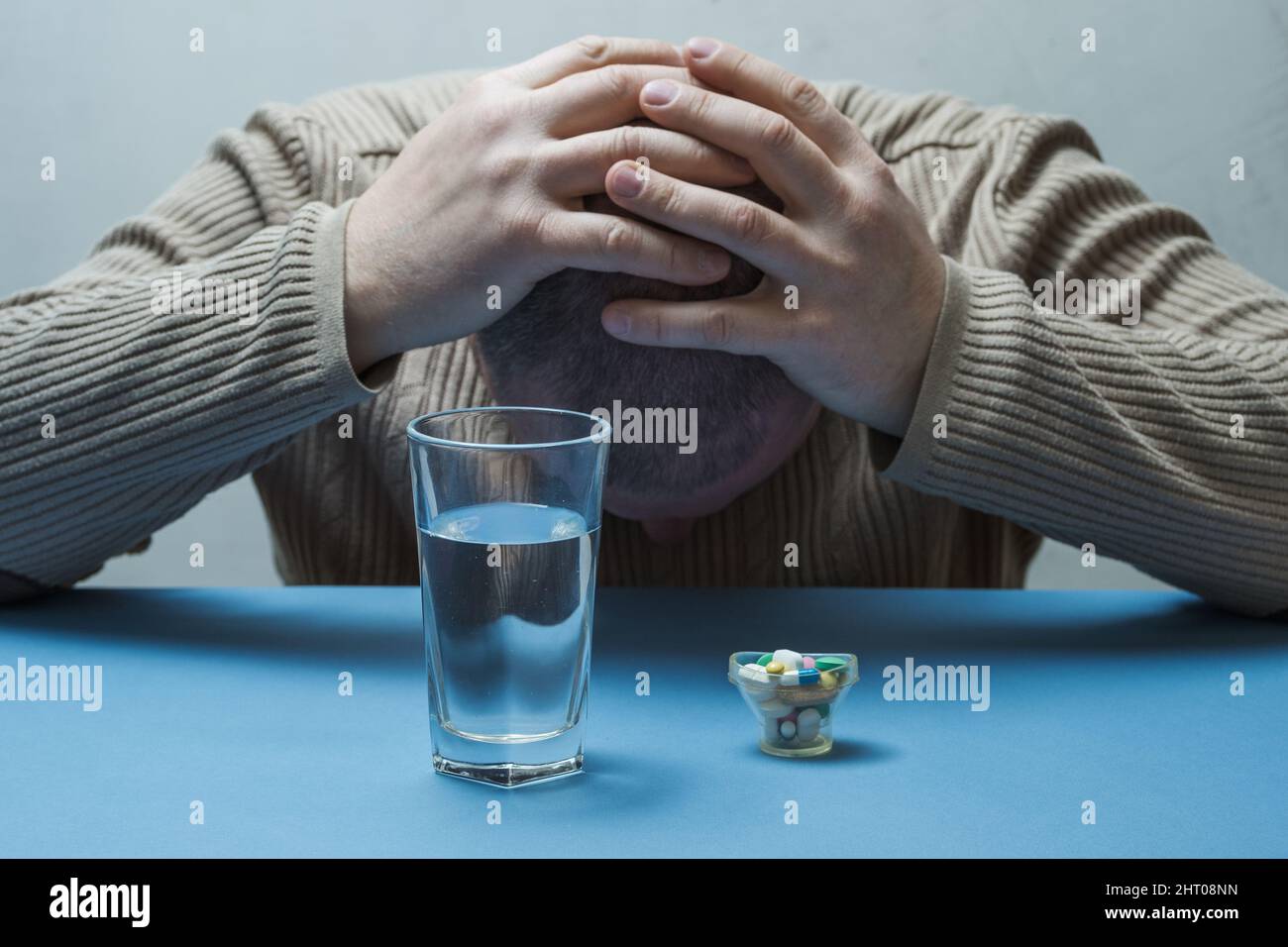 Der Mann versteckt sein Gesicht mit den Händen, die Geste symbolisiert ...