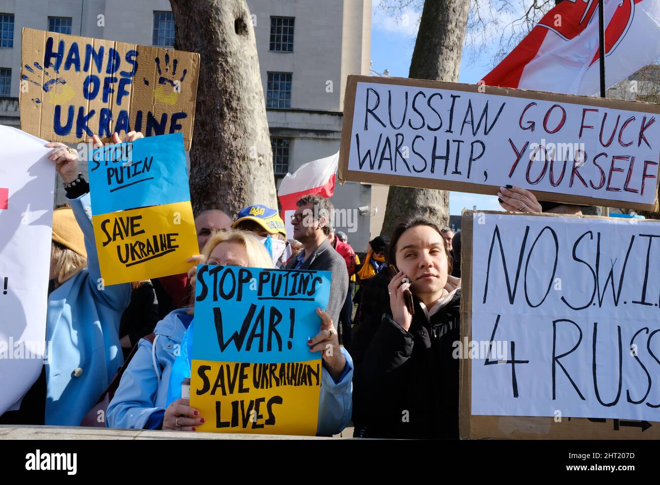LONDON - 26.. FEBRUAR 2022: Anti-Kriegs-Protest vor der Downing Street ...