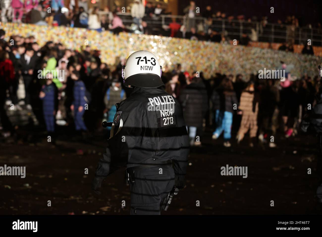 Düsseldorf, Deutschland. 26.. Februar 2022. Mehrere hundert junge ...