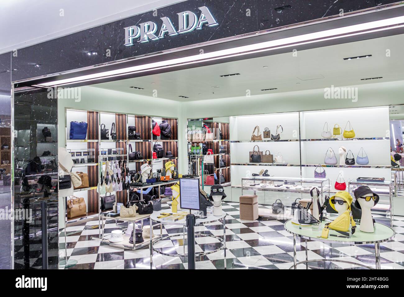 Prada shop display -Fotos und -Bildmaterial in hoher Auflösung – Alamy