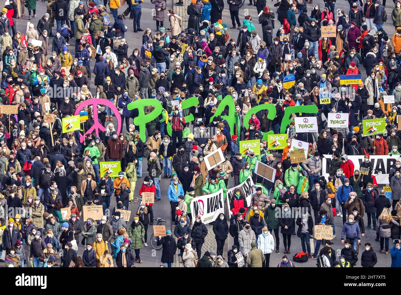 Berlin, Deutschland. 27.. Februar 2022. Während sich Massen in der ... Berlin, Deutschland. 27.. Februar 2022. Während sich Massen in der ...