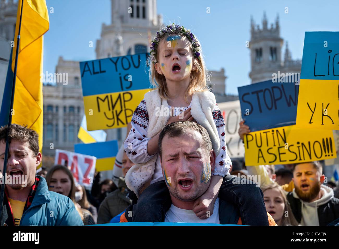 Ein Vater und seine Tochter rufen Slogans, während Tausende ...