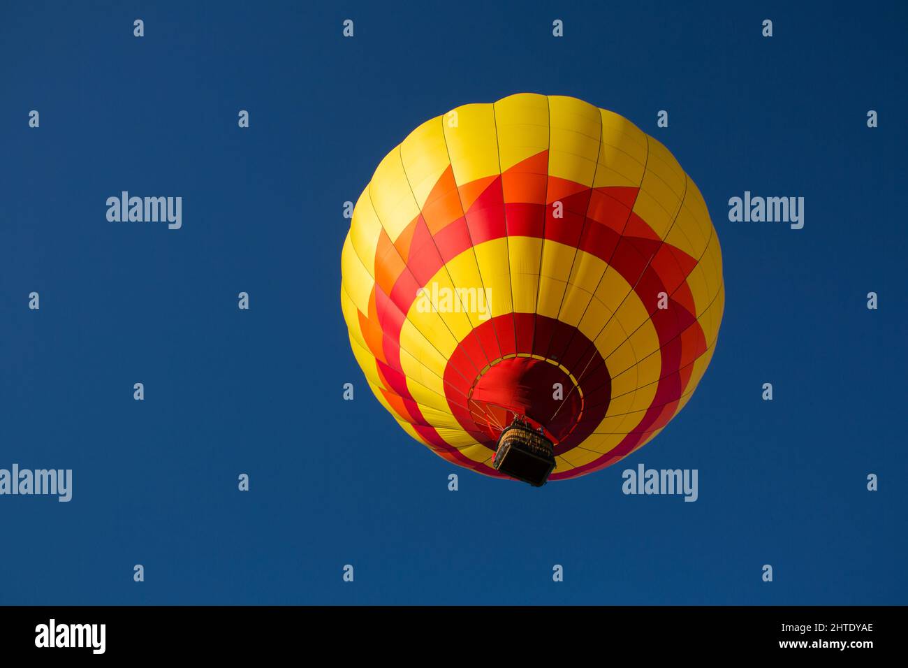 Balloons over bend -Fotos und -Bildmaterial in hoher Auflösung – Alamy
