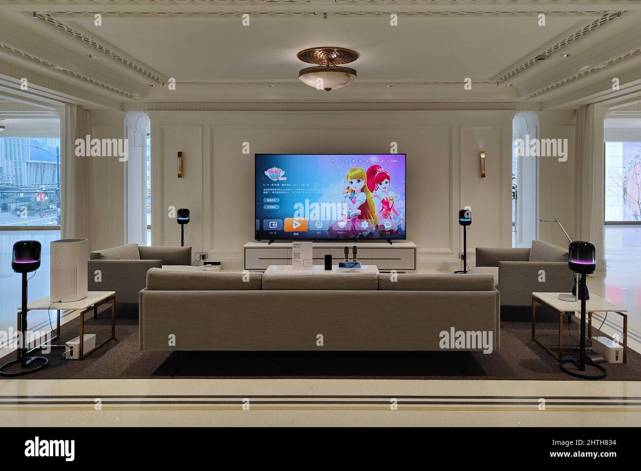 SHANGHAI, CHINA - 28. FEBRUAR 2022 - Im Flagship-Store von huawei in ...
