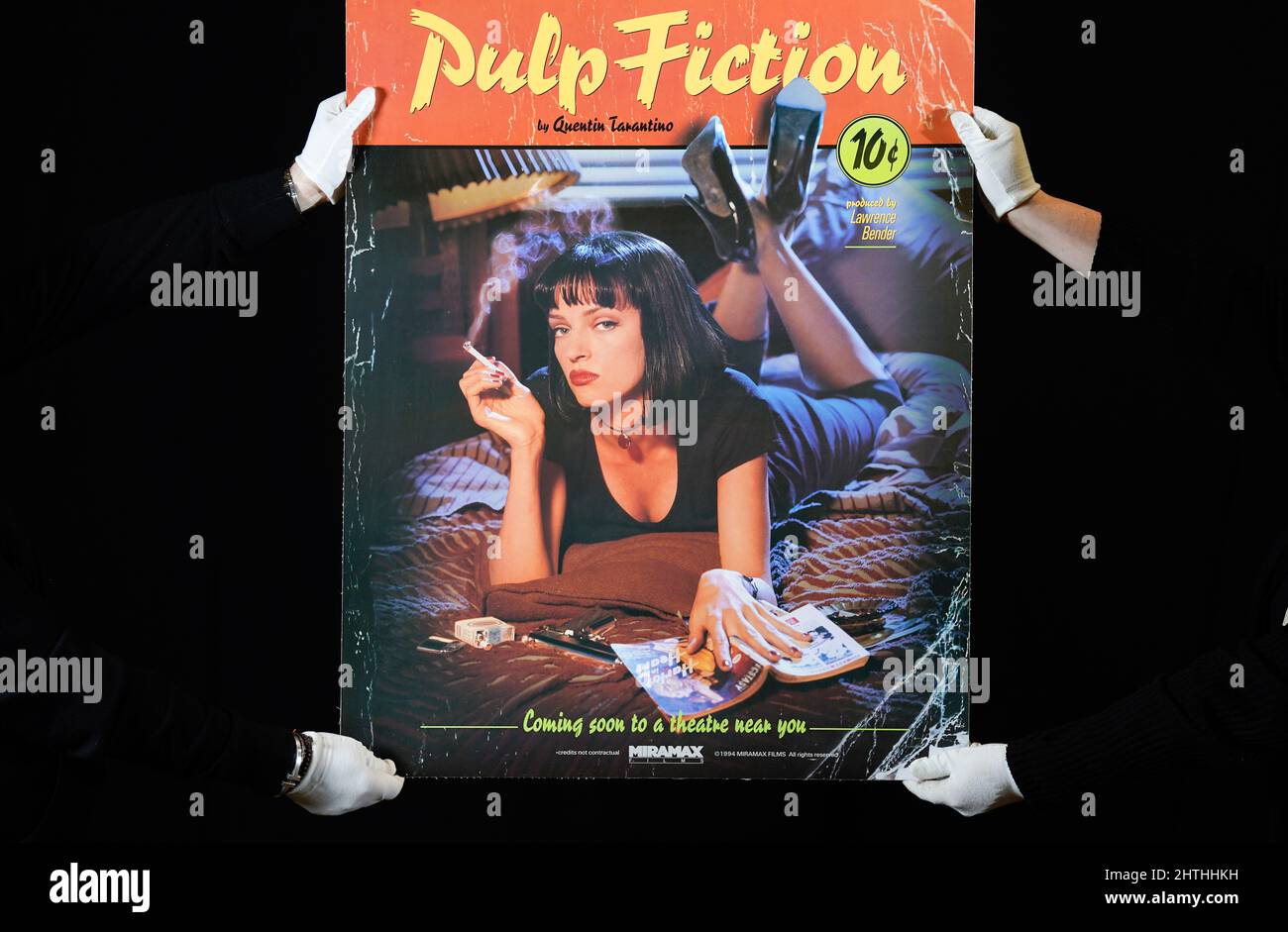 Prop store mitarbeiter halten -Fotos und -Bildmaterial in hoher ...