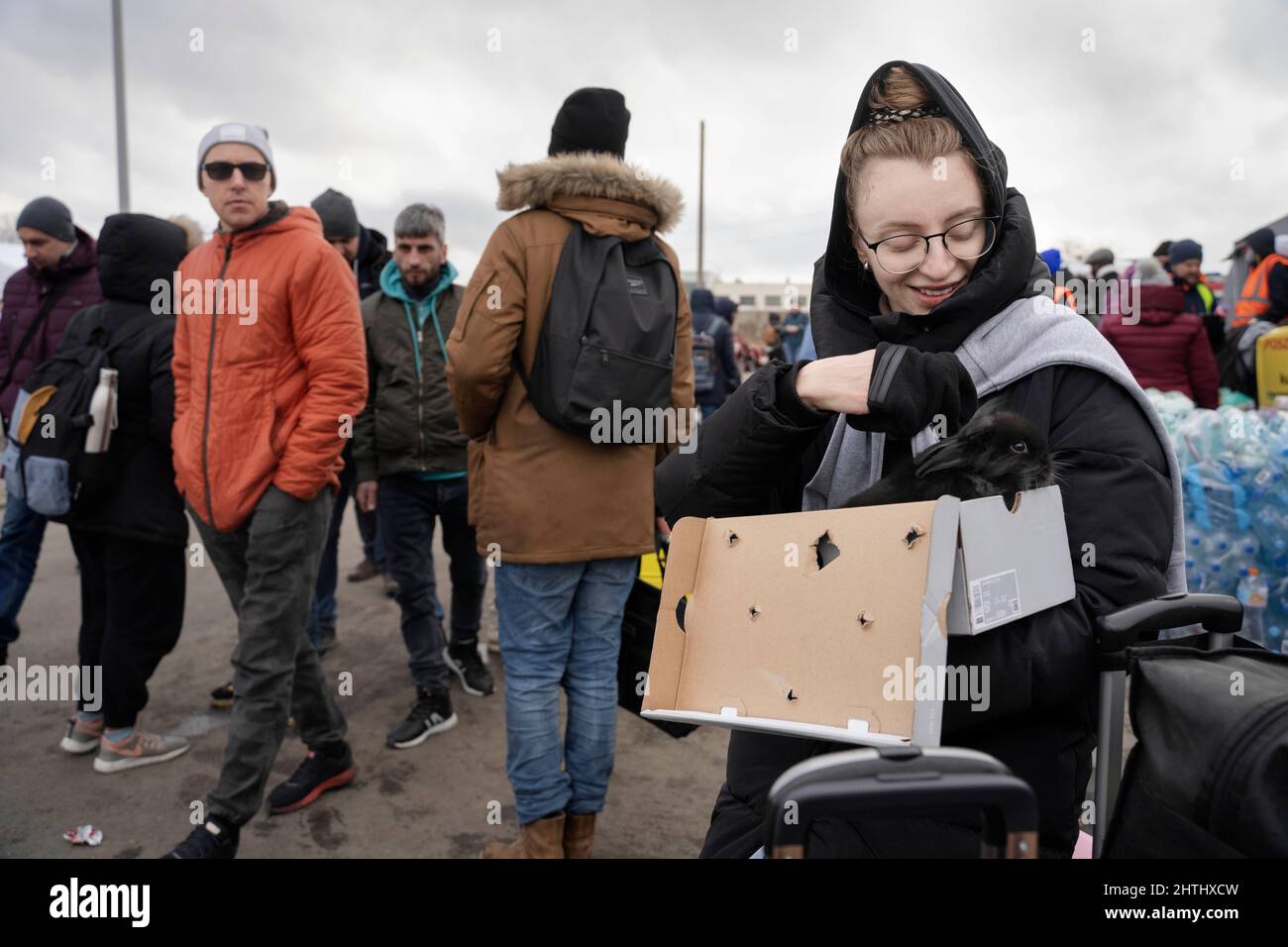 Flüchtlinge, die vor dem Krieg in der Ukraine am Grenzübergang Medyka ...