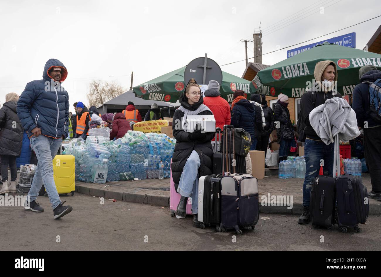 Flüchtlinge, die vor dem Krieg in der Ukraine am Grenzübergang Medyka ...