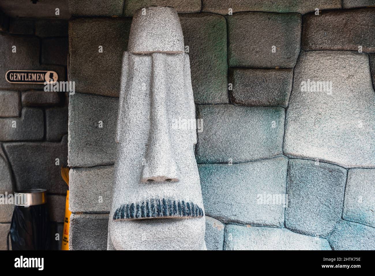 RATCHABURI, THAILAND-MAY 12, 2019 : schöne Moai Imitation der echten ...