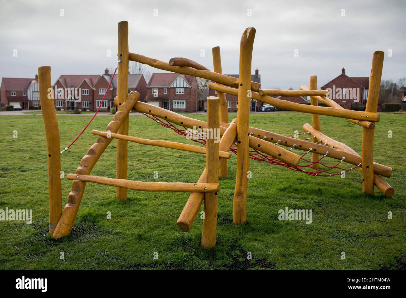 Neu gebaute Häuser am Rande des Grüns in Grafton Flyford. Sie sind rund ...