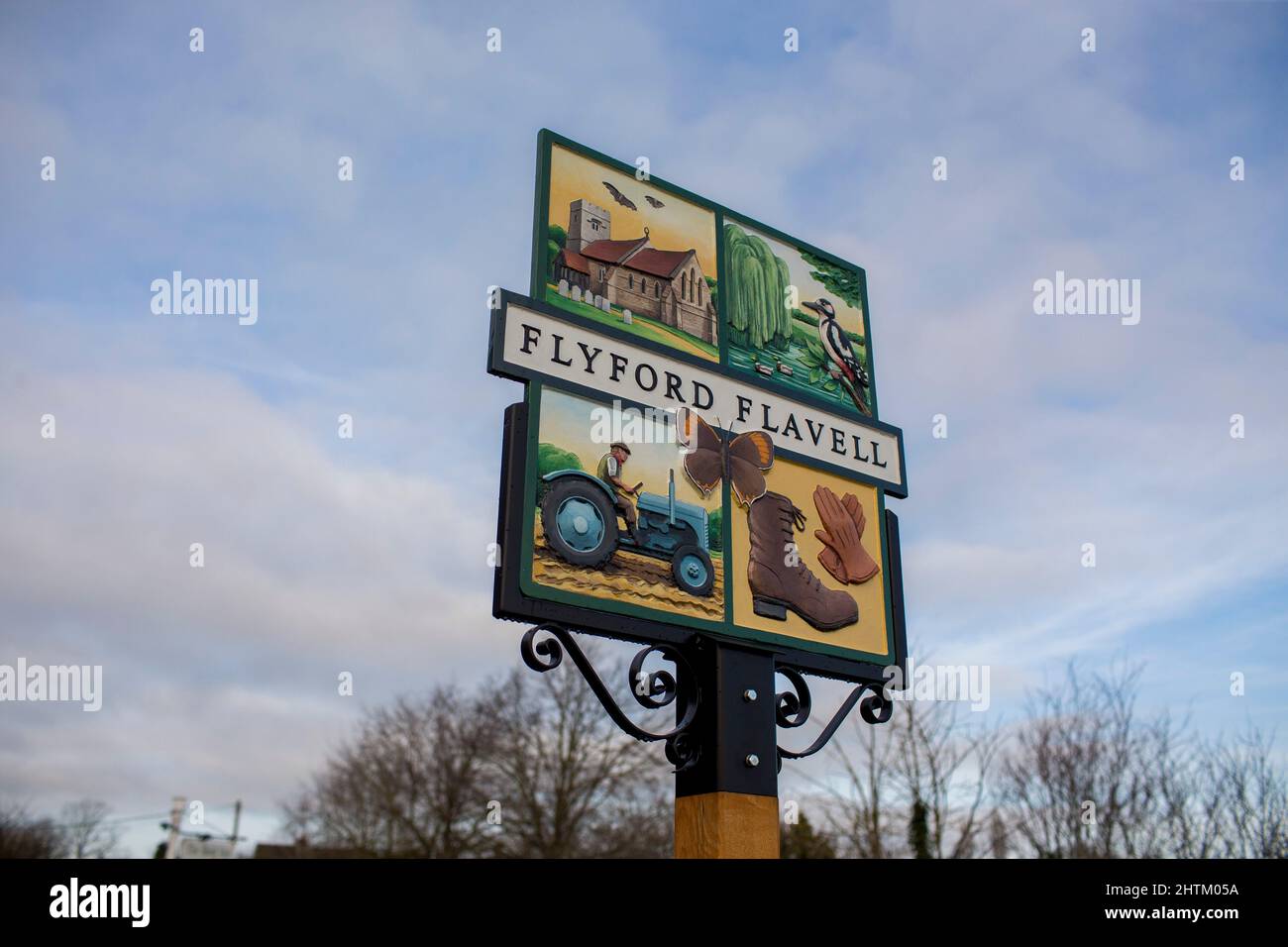 Neu gebaute Häuser am Rande des Grüns in Grafton Flyford. Sie sind rund ...