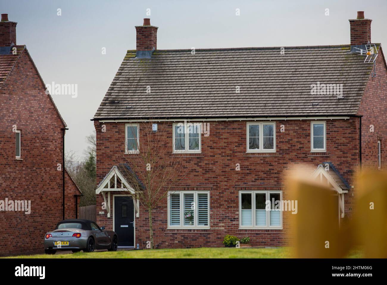 Neu gebaute Häuser am Rande des Grüns in Grafton Flyford. Sie sind rund ...