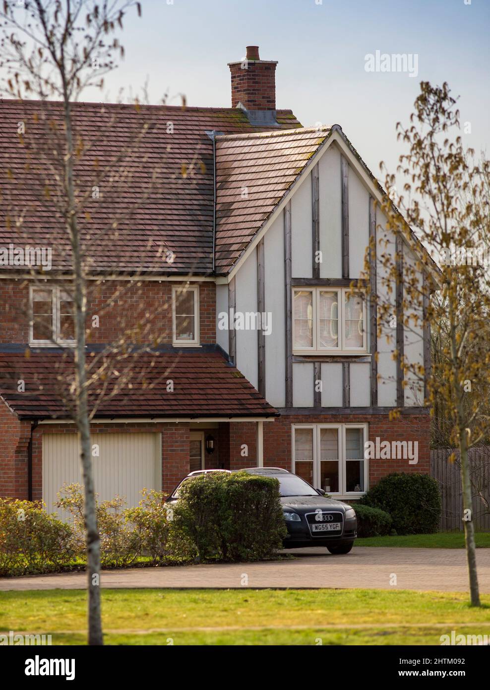 Neu gebaute Häuser am Rande des Grüns in Grafton Flyford. Sie sind rund ...