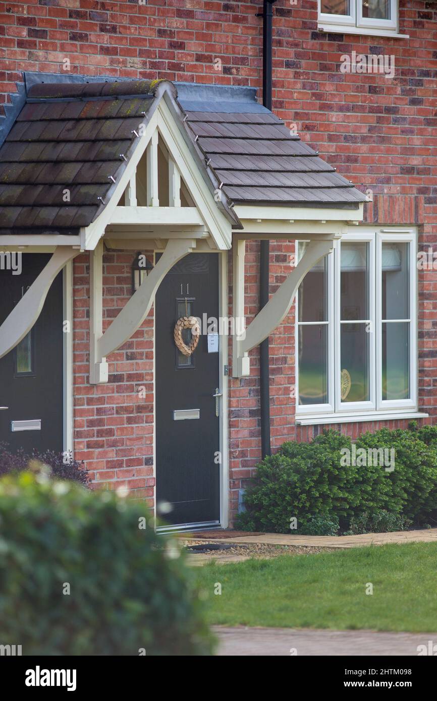 Neu gebaute Häuser am Rande des Grüns in Grafton Flyford. Sie sind rund ...