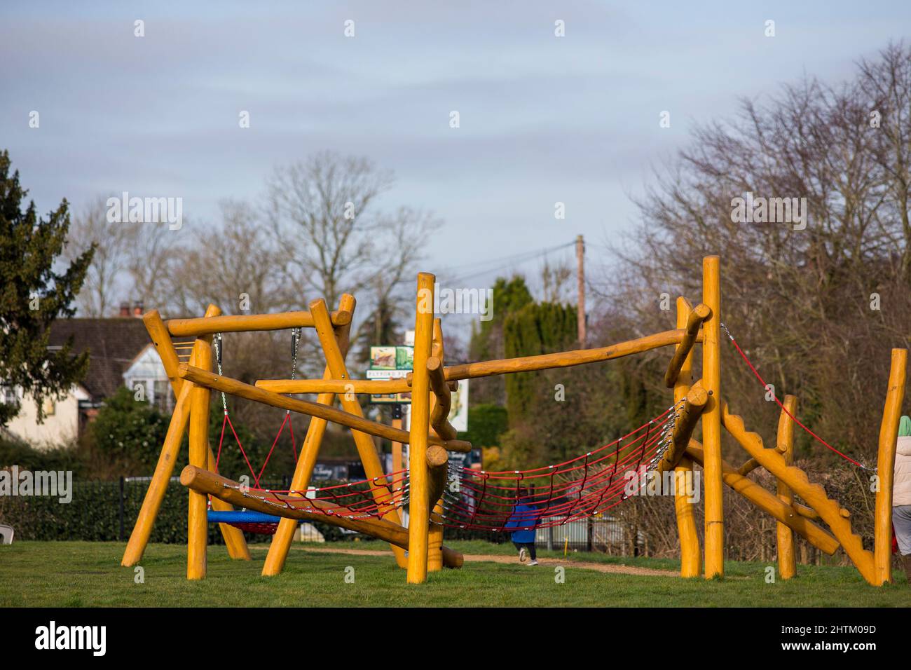 Neu gebaute Häuser am Rande des Grüns in Grafton Flyford. Sie sind rund ...