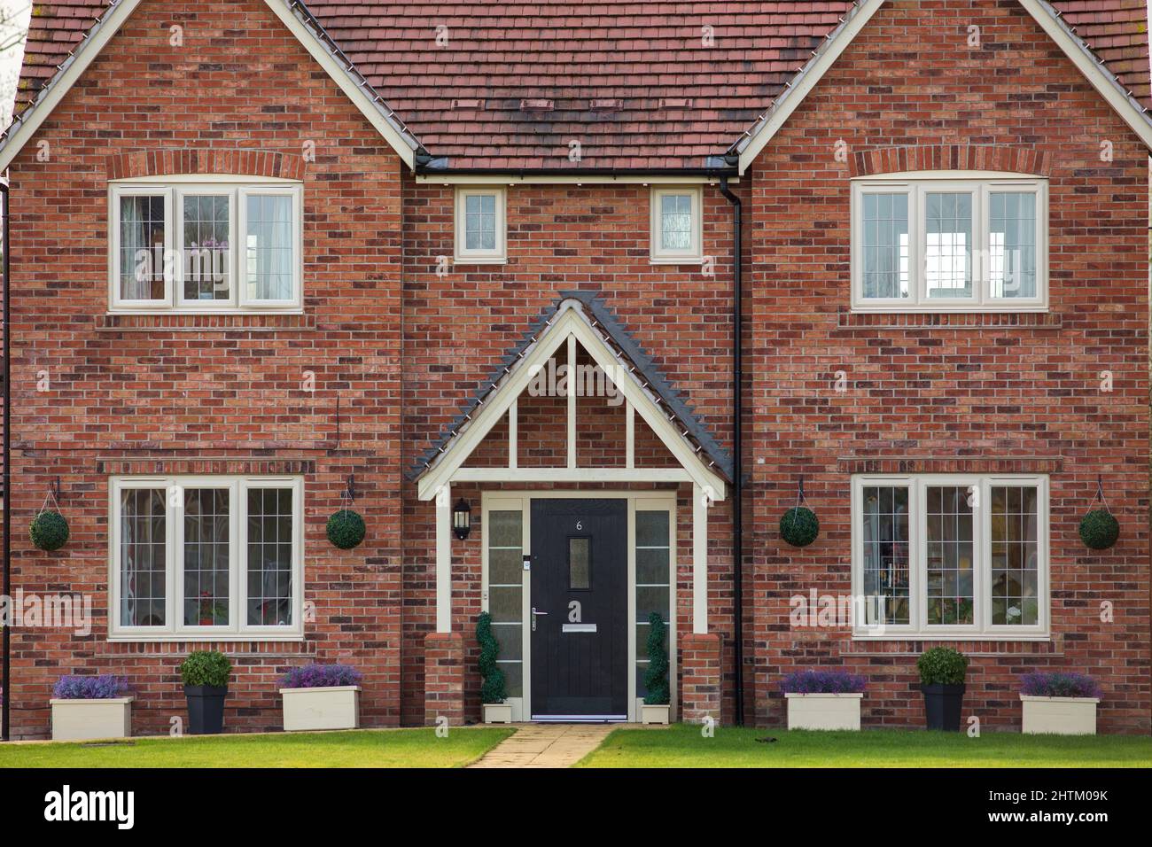 Neu gebaute Häuser am Rande des Grüns in Grafton Flyford. Sie sind rund ...