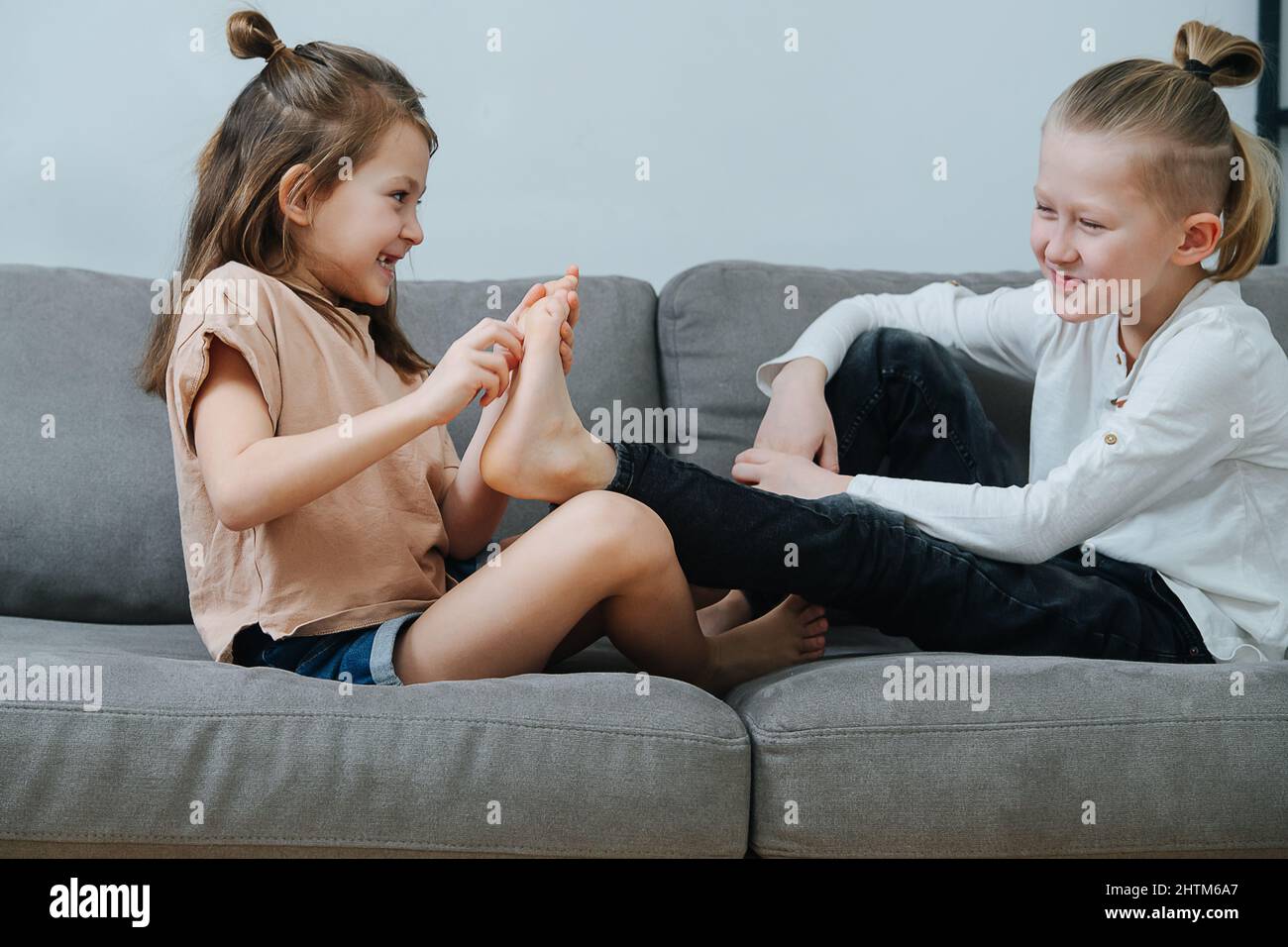 Tickle fuße -Fotos und -Bildmaterial in hoher Auflösung - Seite 2 - Alamy