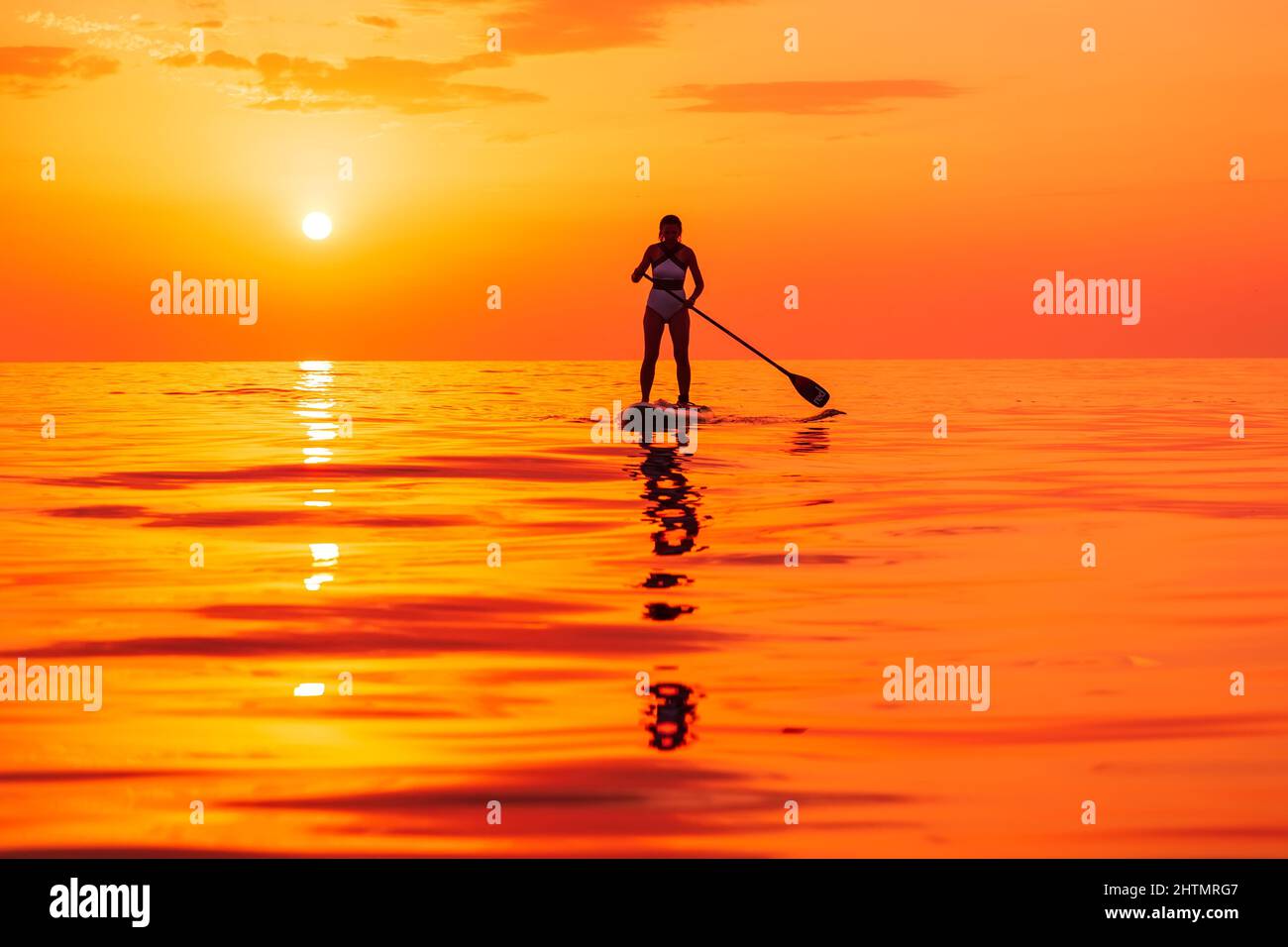 25. Juni 2021. Anapa, Russland. Silhouette einer Frau paddeln auf dem Stand-up-Paddle-Board an ...