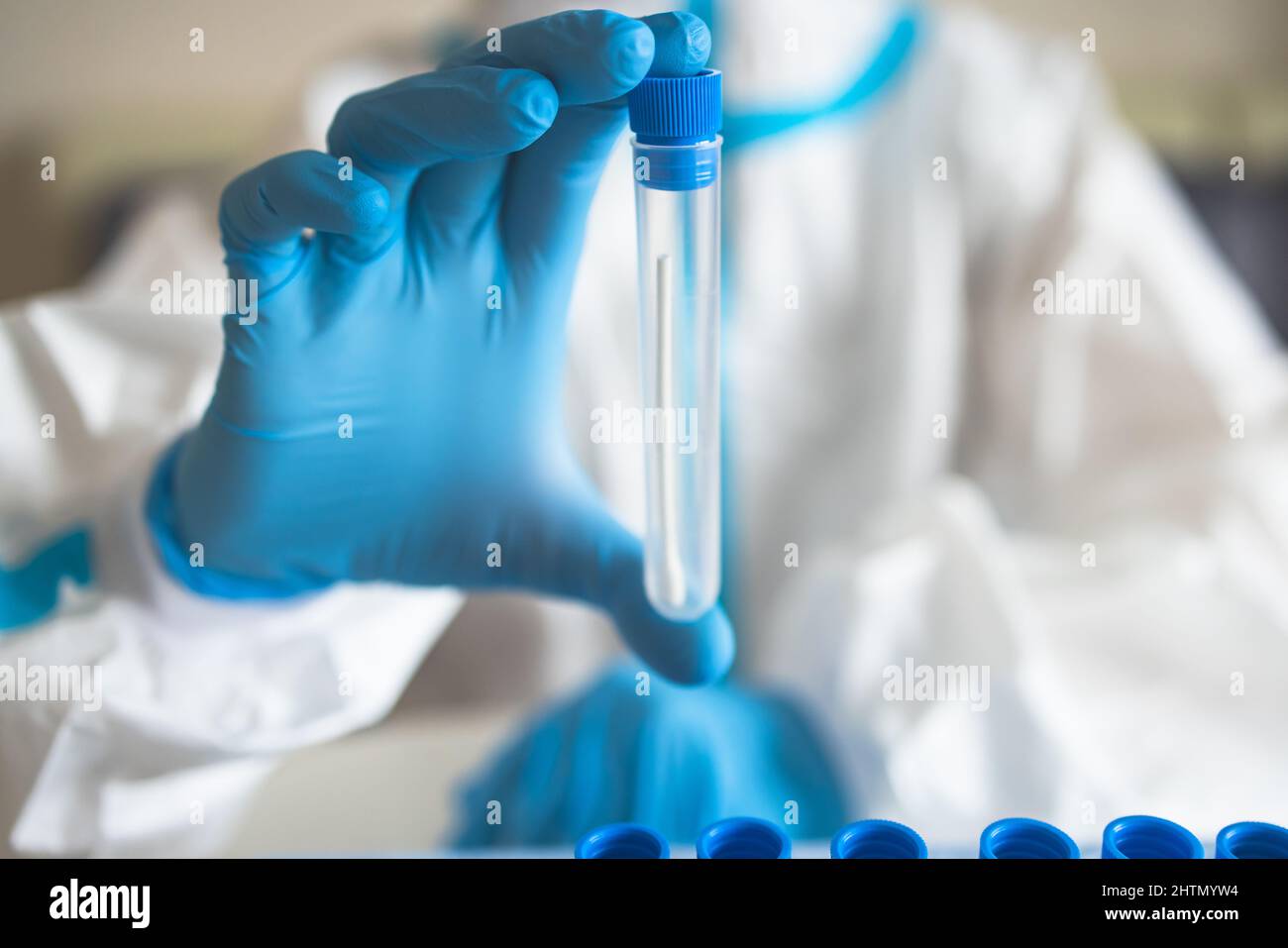 Prozess der Untersuchung des Coronavirus-PCR-Antigens durch einen ...