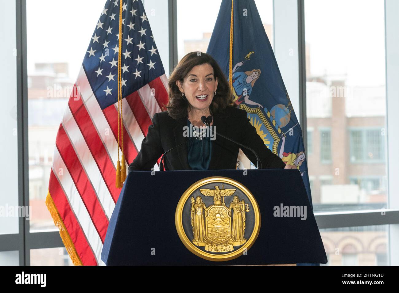 New York, NY - 1. März 2022: Gouverneurin Kathy Hochul gab die ...