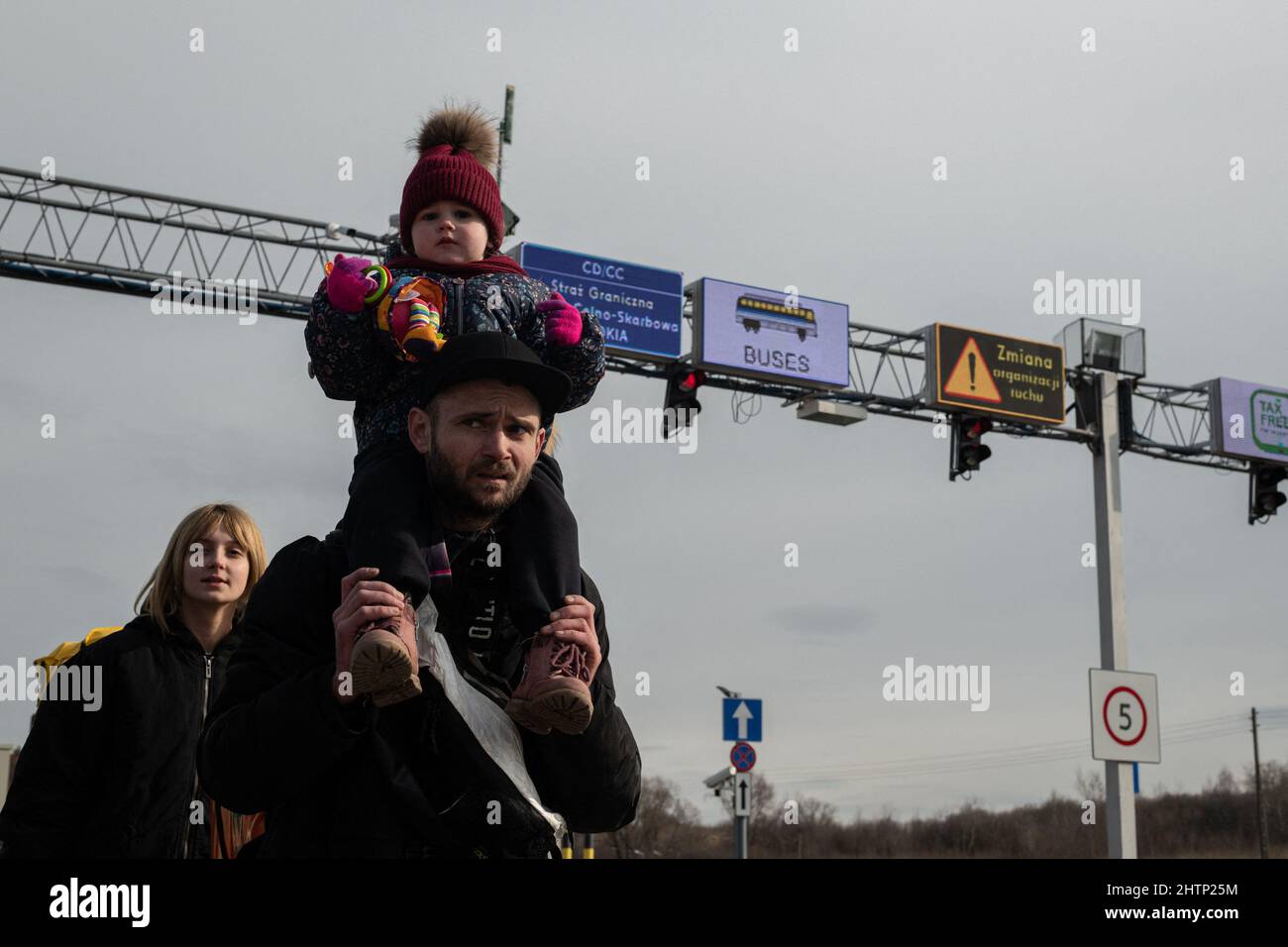 Przemysl, Polen, 1. März 2022. Ein Mann trägt ein kleines Baby auf ... Przemysl, Polen, 1. März 2022. Ein Mann trägt ein kleines Baby auf ...