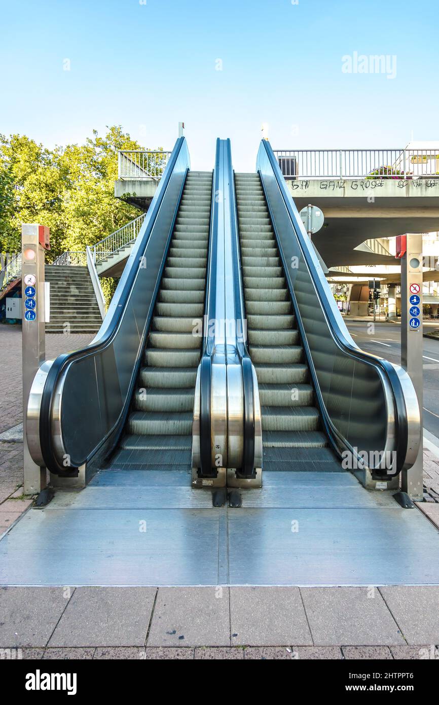 Rolltreppen im freien -Fotos und -Bildmaterial in hoher Auflösung – Alamy