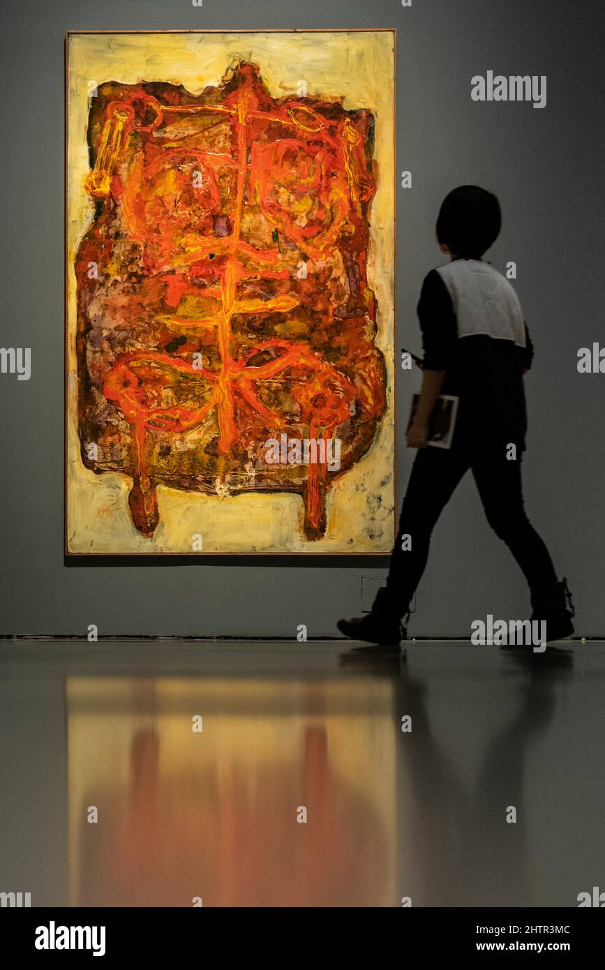 London, Großbritannien. 2. März 2022. Ein Besucher blickt auf „Figure ...