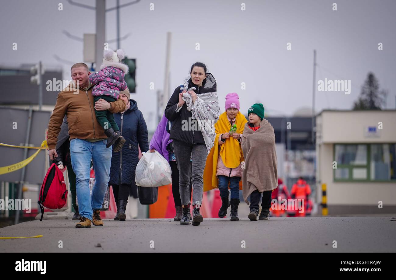 Medyka, Polen. 02. März 2022. Eine Familie überquert die ukrainisch ...
