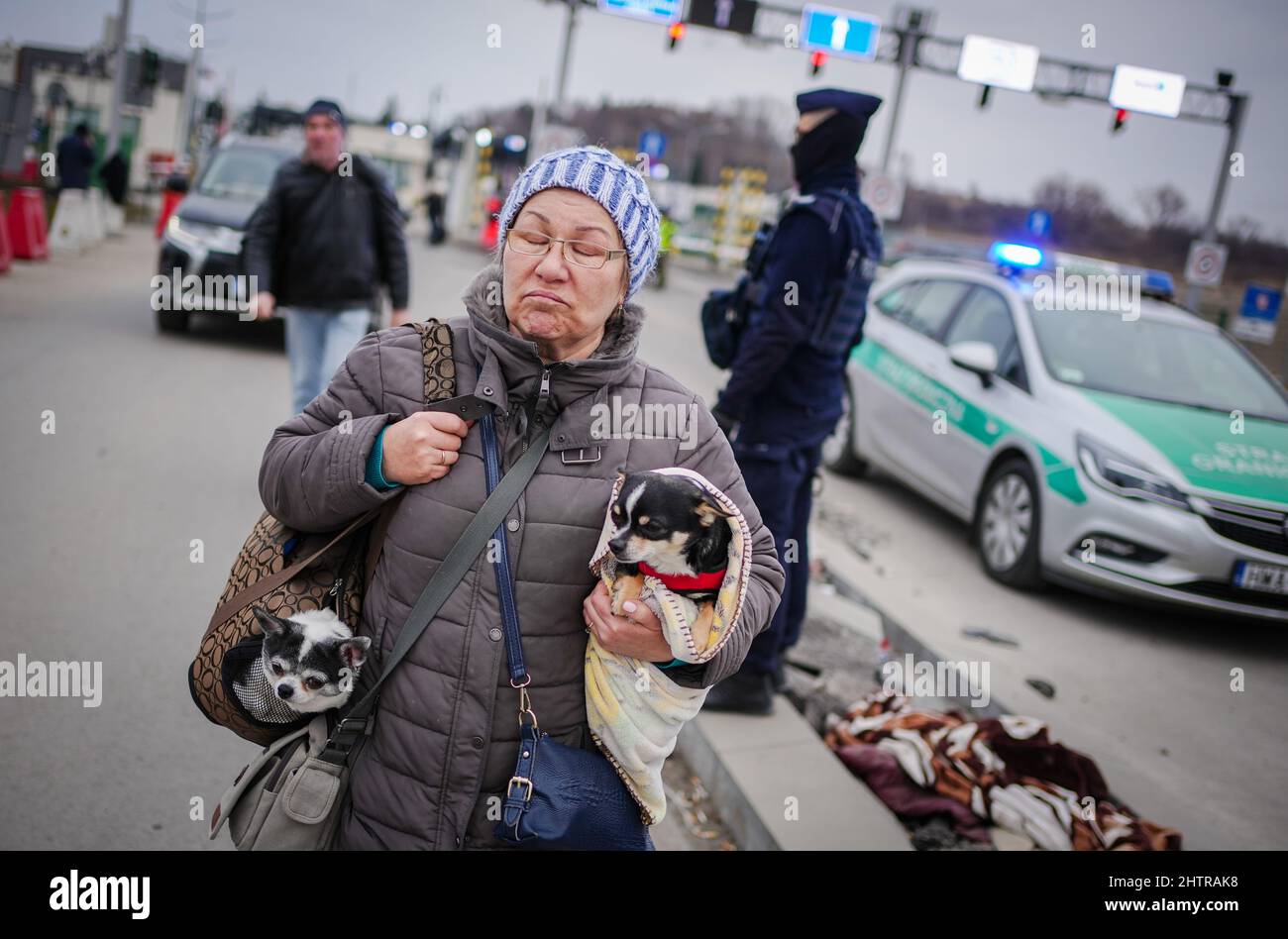 Medyka, Polen. 02. März 2022. Mit Tränen in den Augen überquert eine ...