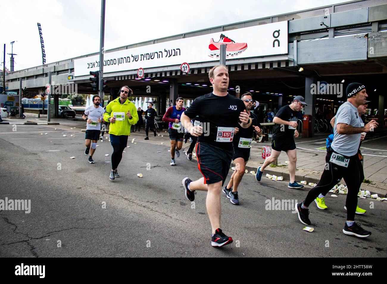 Tel Aviv, Israel - 25. Februar 2022 Läufer auf der Straße von Tel Aviv ...