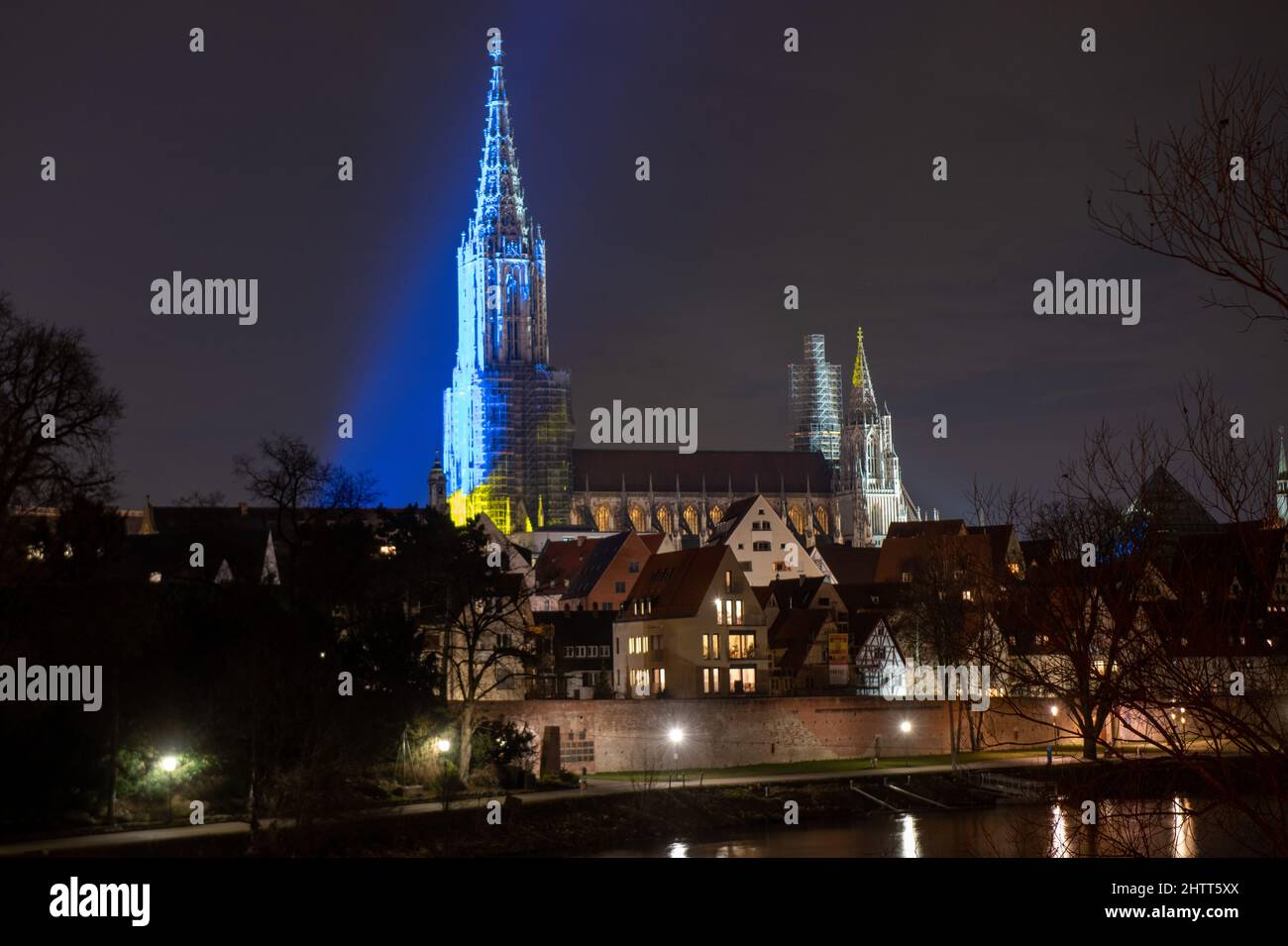Ulm, Deutschland. 02. März 2022. Vom bayerischen Donauufer aus ...