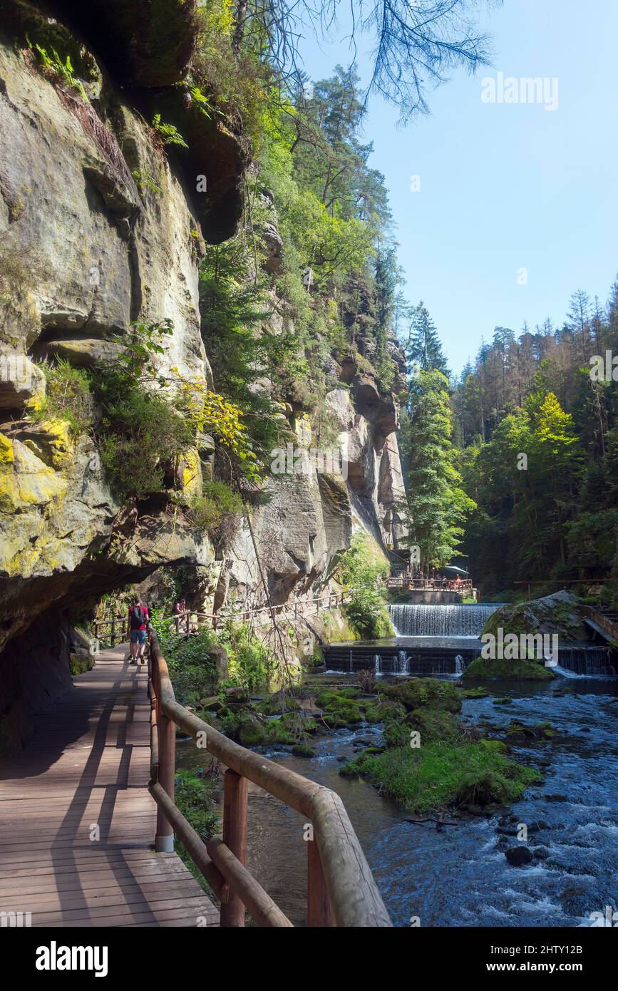 Fußgängerbrücke und Wasserfälle in der Edmundsklamm, Kamnitz, Hrensko ...