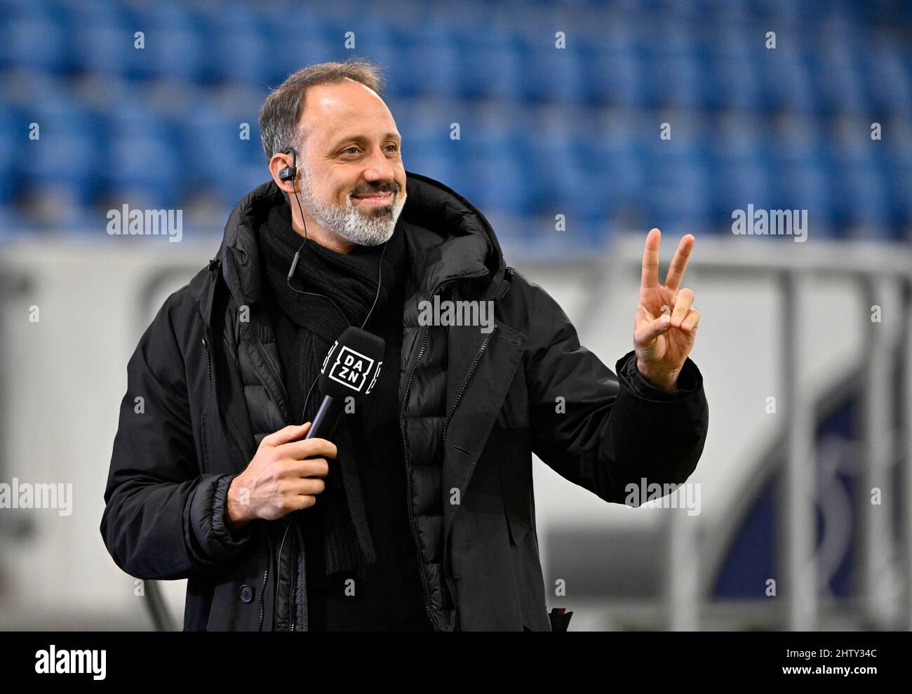 Trainer vfb stuttgart beim interview dazn -Fotos und -Bildmaterial in ...